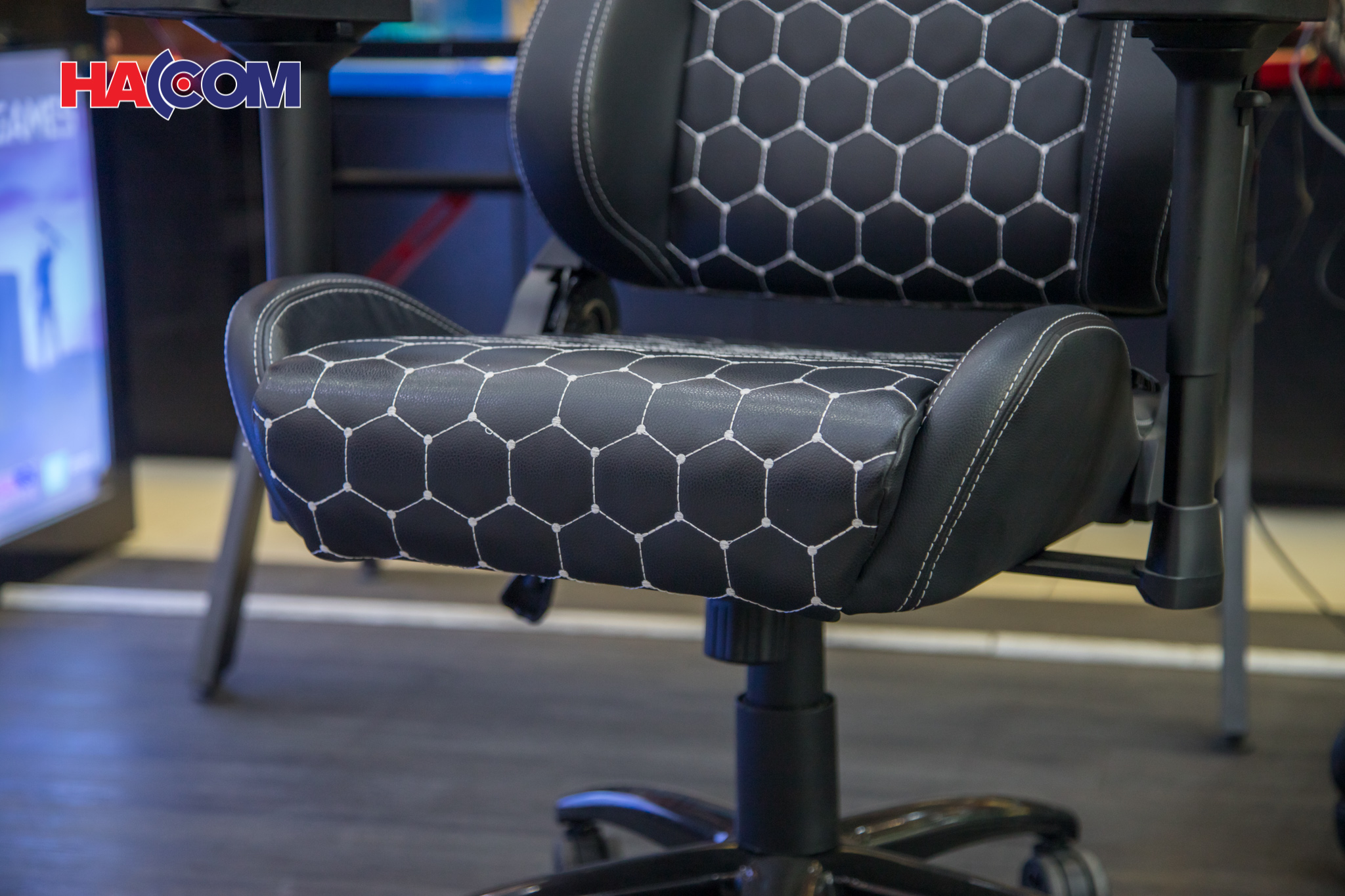 Mua Ghế gaming Centaur Viago Black White đẹp tại HACOM | Giá rẻ, trả góp 0%